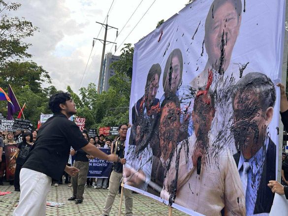 Anti-corruption group marks Martial Law anniversary with protest rally ...
